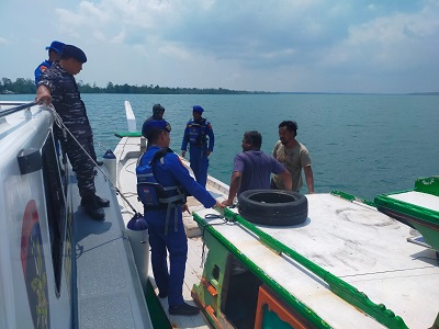 Patroli Gabungan Sat Polair dan TNI AL , Kapal Nelayan Perairan Tukak Sadai Di Periksa ...