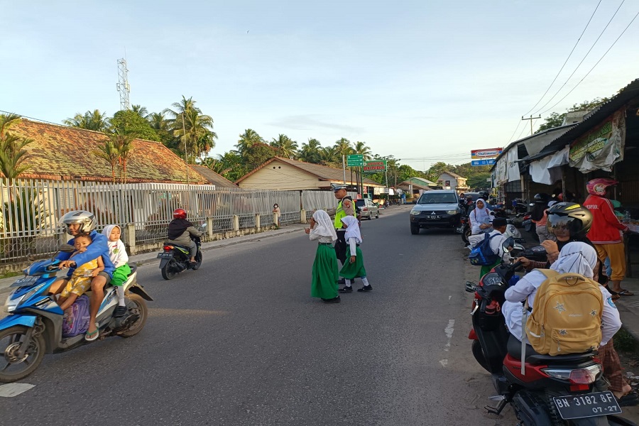 Beri Rasa Aman, Polisi Bantu Anak Sekolah Menyeberang Jalan - Tribratanews Polda Babel