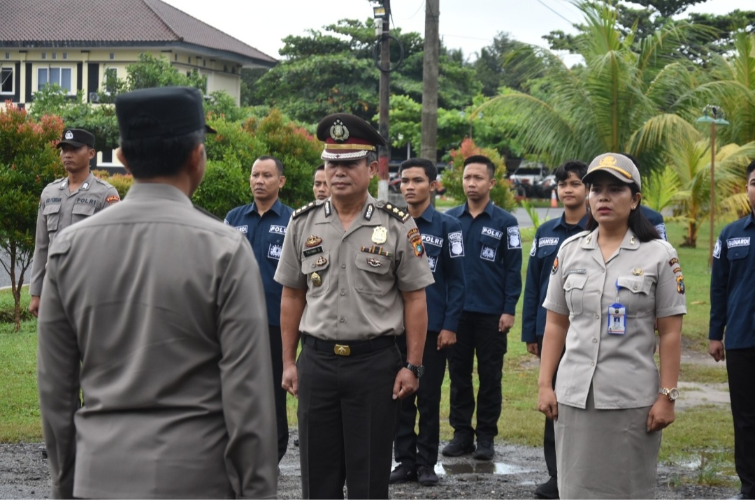 Dua orang personil Bid Humas Terima Kenaikan Pangkat - Tribratanews Polda Babel