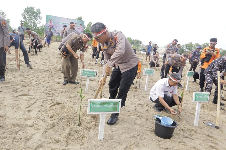 Kapolres Bangka Bersama Unsur Forkopimda Lakukan Penanaman Pohon ... Kapolres Bangka Bersama Unsur Forkopimda Lakukan Penanaman Pohon ...