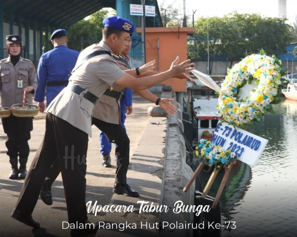 Sat Polairud Polres Bangka menggelar upacara tabur bunga yang khusyuk dan penuh makna ...