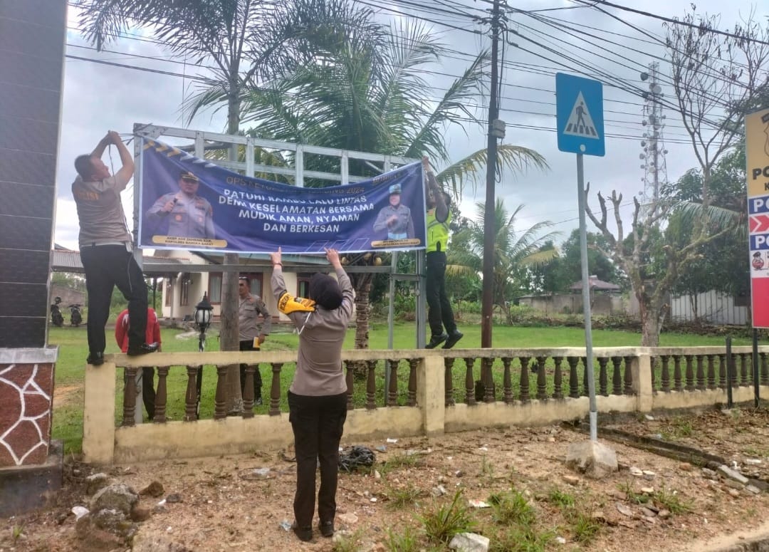 Satlantas Polres Bangka Barat Pasang Spanduk Himbauan Mudik Aman - Tribratanews Polda Babel