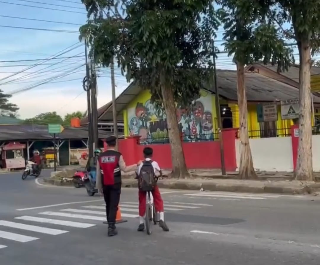 Tebar Kebaikan di Bulan Ramadhan, Dit Samapta Polda Babel Bantu Sebrangkan Anak Sekolah ...