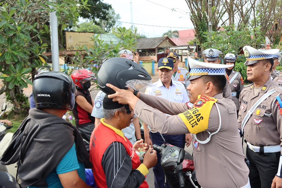 Ops Keselamatan 2025, Personel Bagikan Helm dan Coklat Kepada Pengendara - Tribratanews Polda Babel