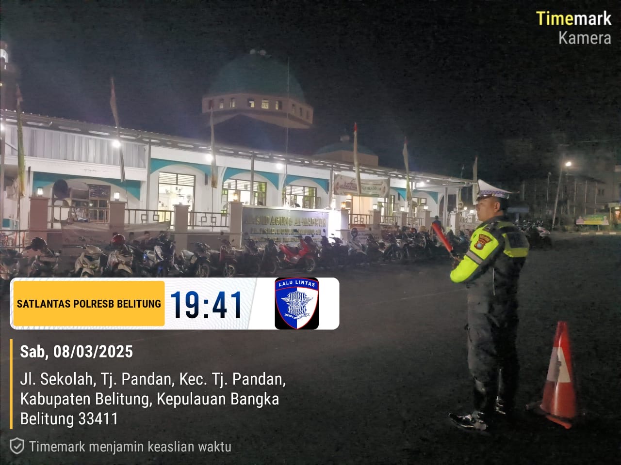Personel Satlantas Polres Belitung Lakukan Pengaturan Di Malam Hari, Pastikan Kelancaran Arus ...